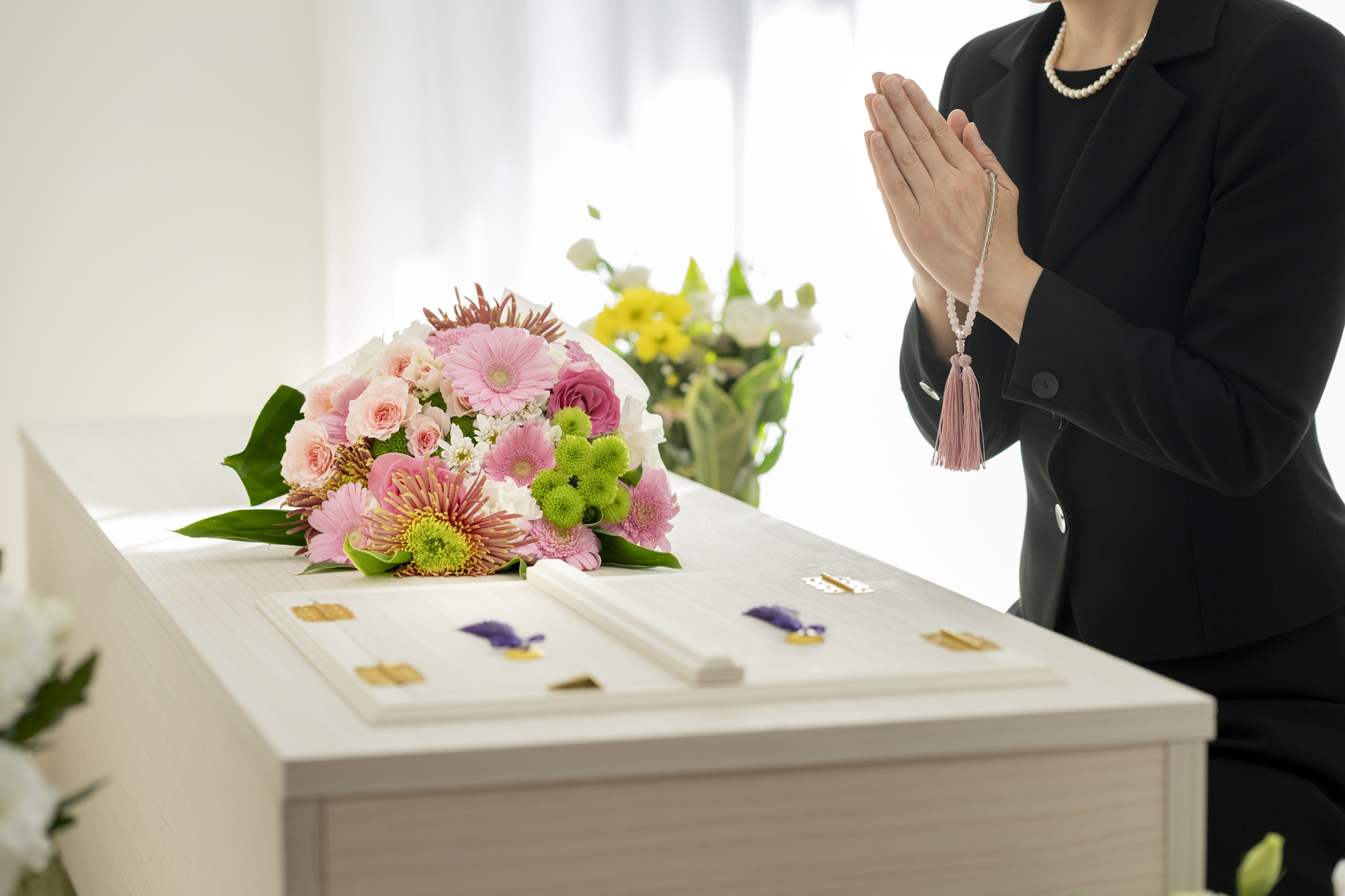 葬儀で化粧は必要？一般的なマナーやメイクをする際の注意点も解説！ | 感謝のお葬式