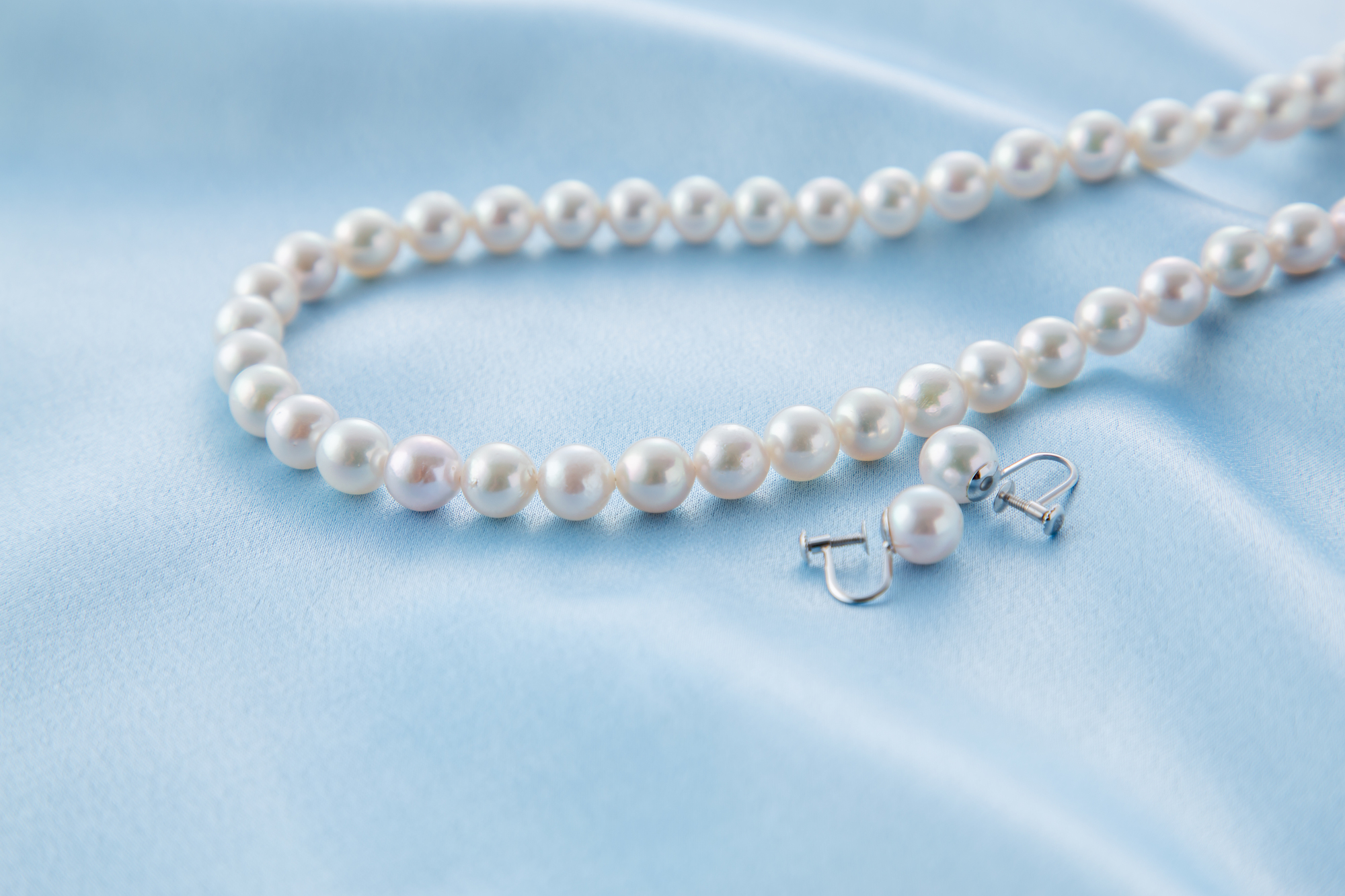 葬式の真珠は何色？マナーや他のアクセサリーについても解説！ | 感謝のお葬式